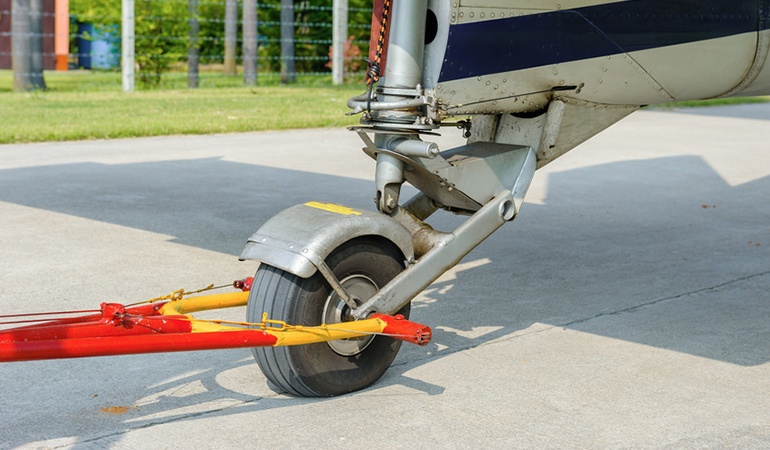 5 Types of Aircraft Tugs: Tow bars or electric aircraft tugs