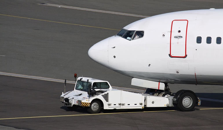 5 Types of Aircraft Tugs: Tow bars or electric aircraft tugs